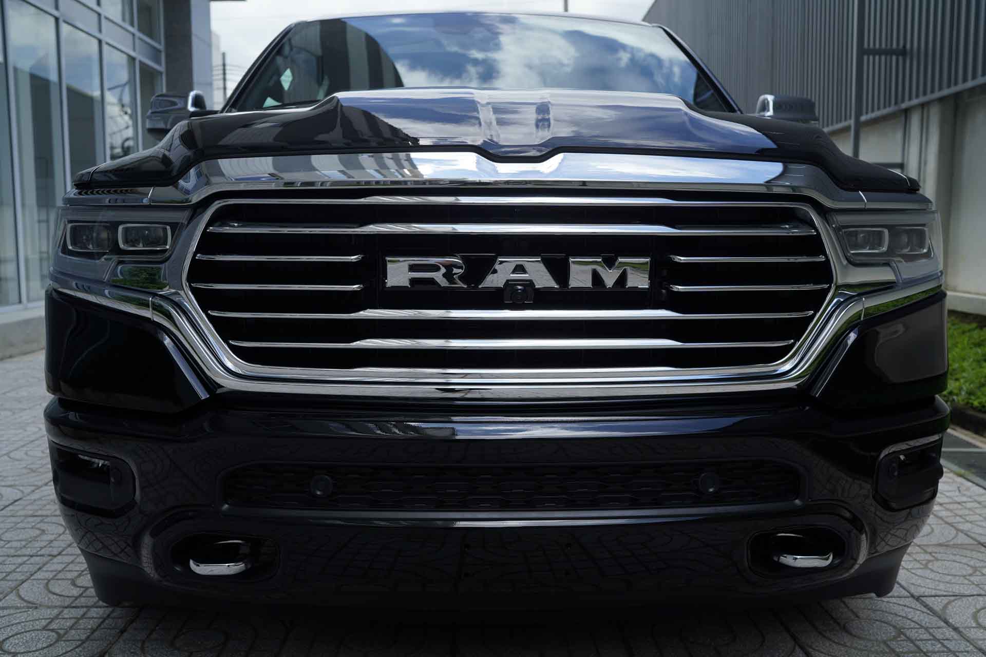 Cận cảnh siêu bán tải RAM 1500 phiên bản cao nhất Longhorn tại Việt Nam