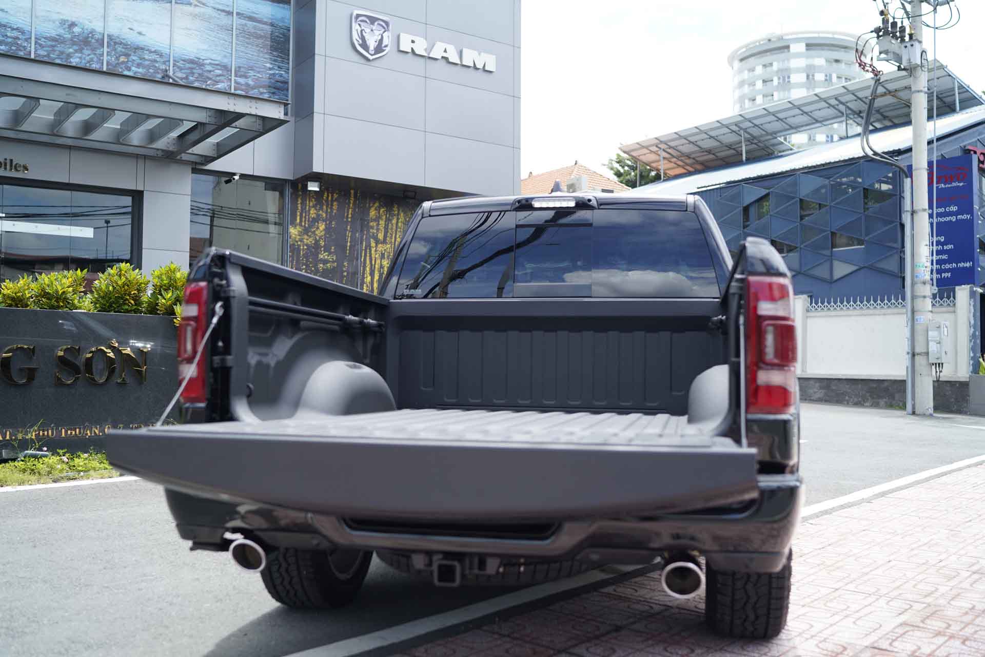 Cận cảnh siêu bán tải RAM 1500 phiên bản cao nhất Longhorn tại Việt Nam