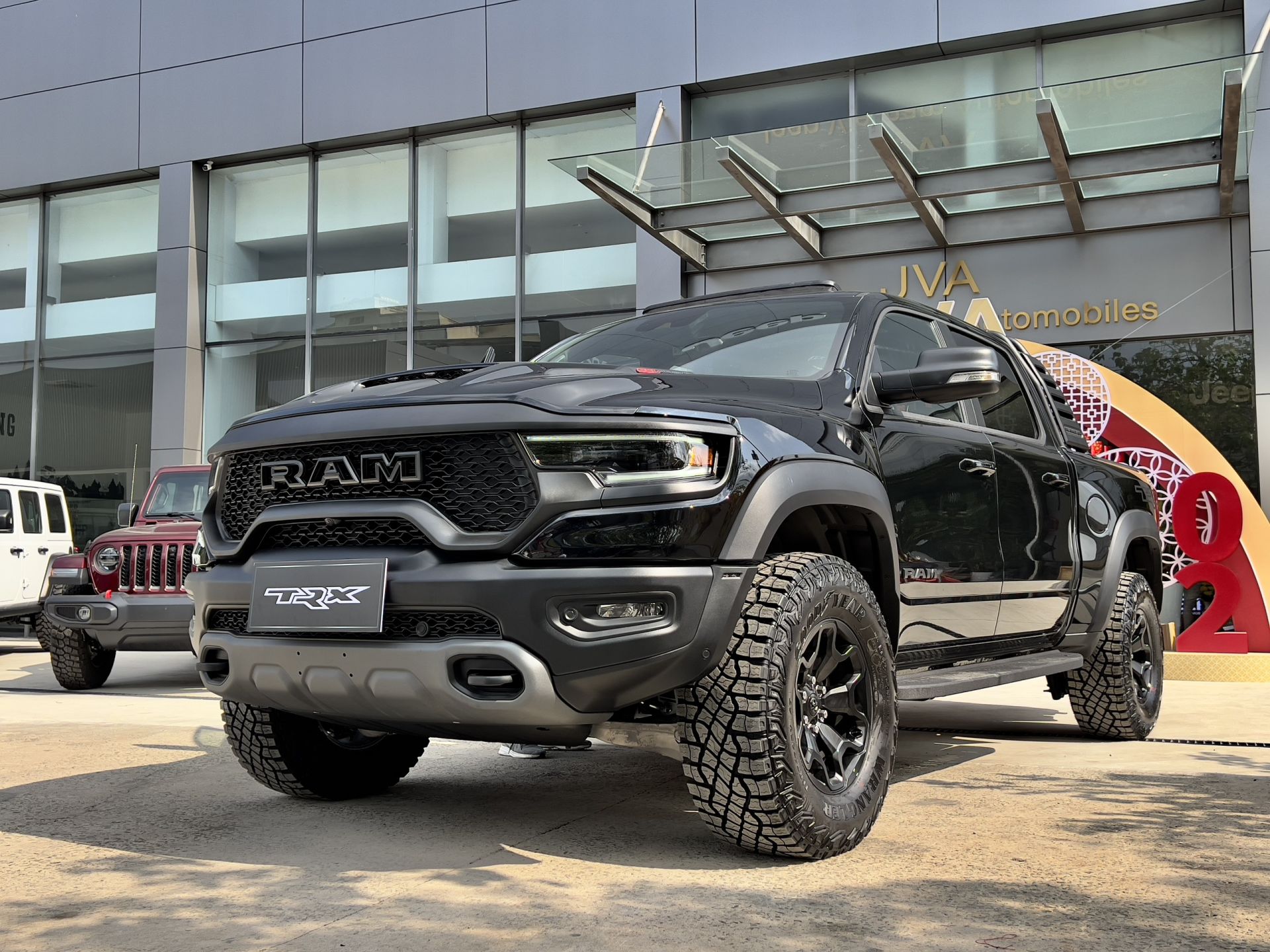 Trải nhiệm nhanh "Khủng long bán tải" Ram 1500 TRX vừa ra mắt Việt Nam
