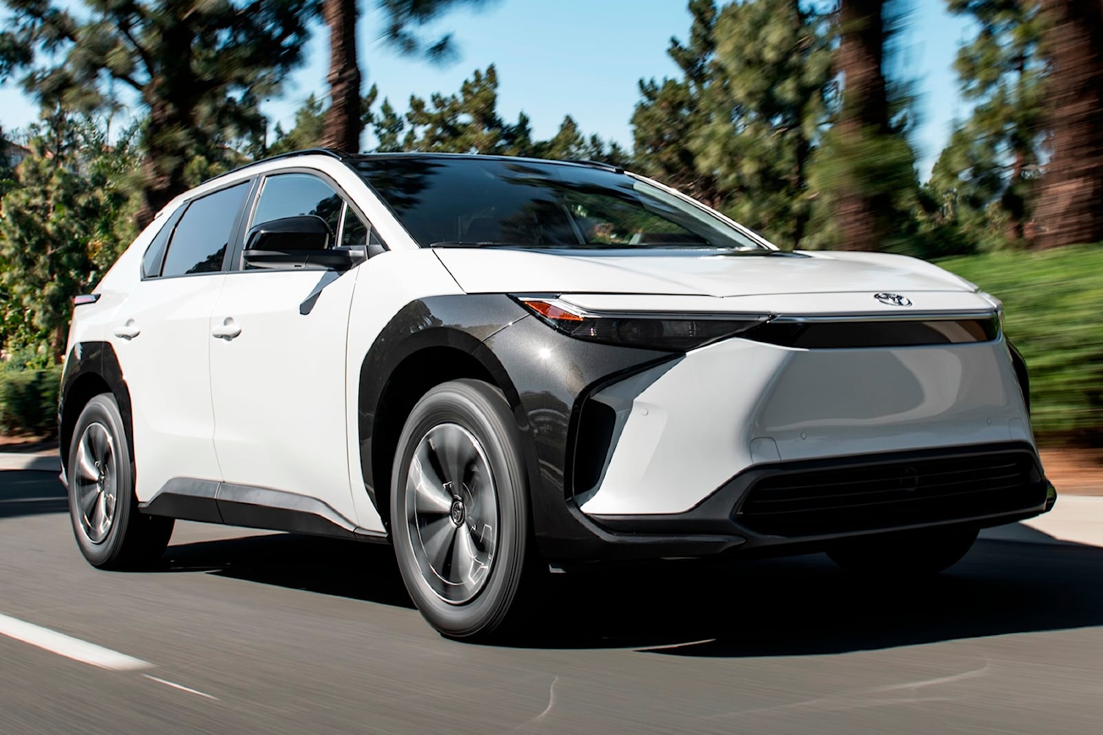 Xe điện Toyota bZ4X ra mắt chưa đầy năm đã phải thu hồi trên toàn cầu