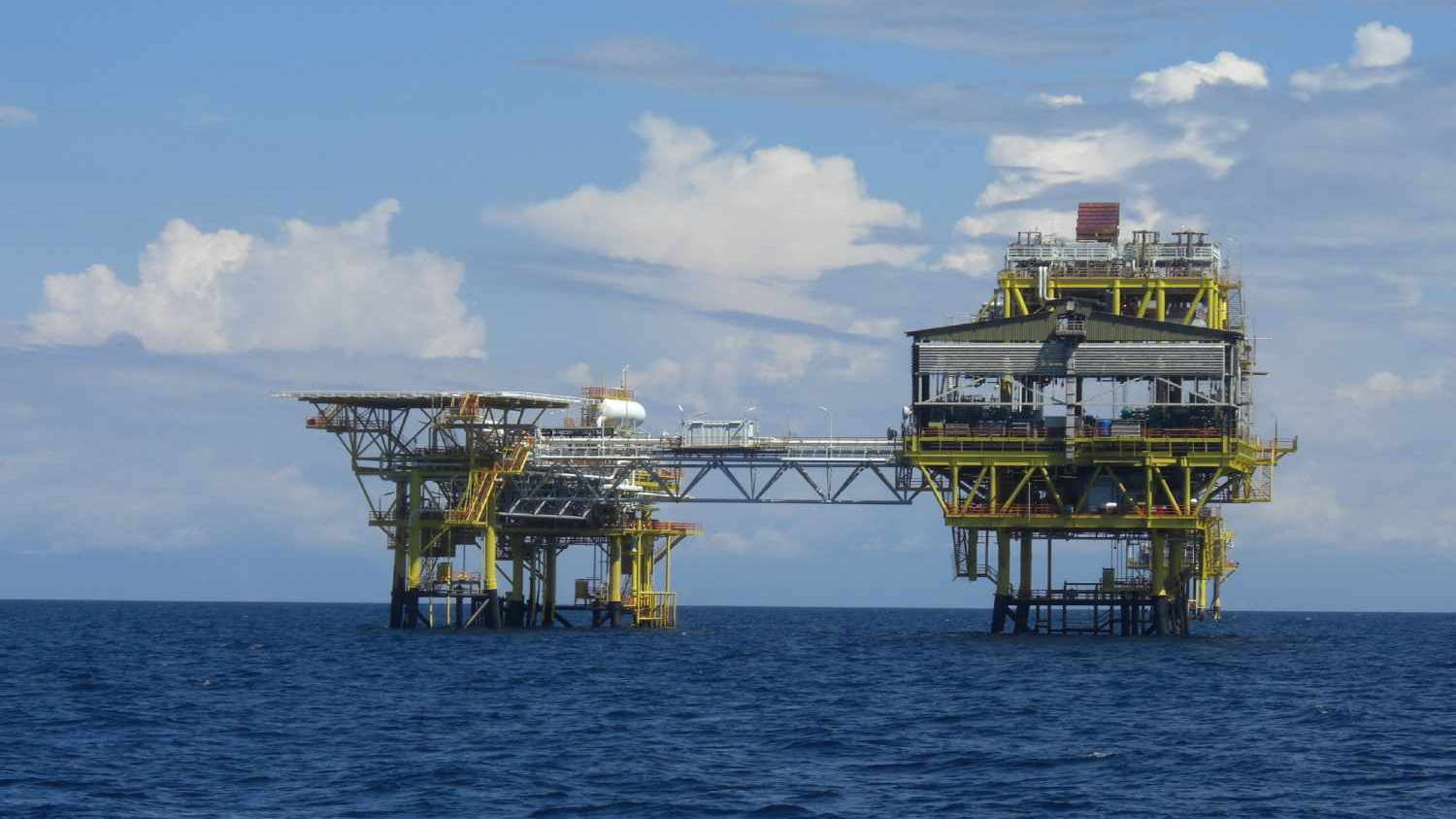 Giá xăng dầu hôm nay 7/11: Đồng USD tăng vọt gây áp lực lên giá