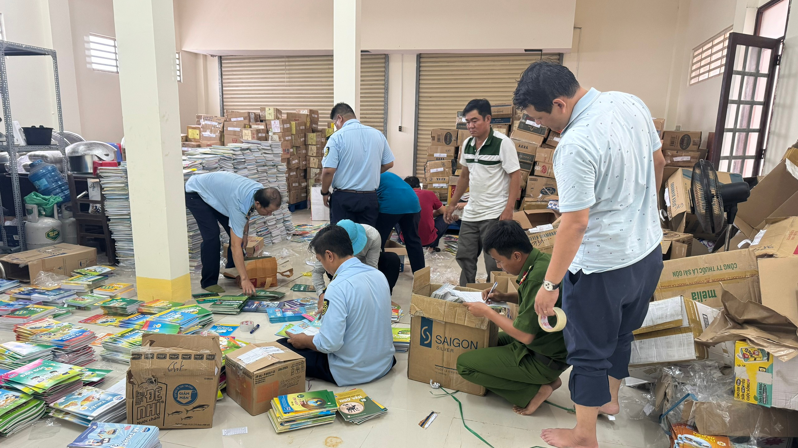 Phát hiện gần 80.000 quyển sách giáo khoa giả mạo Nhà xuất bản Giáo dục ...