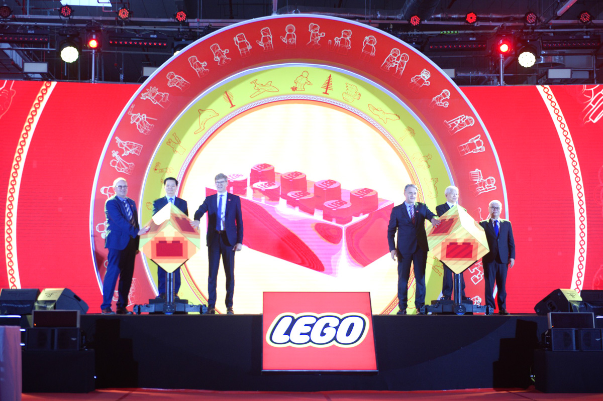 Khánh thành Nhà máy sử dụng năng lượng tái tạo LEGO hơn 1 tỷ USD ở Bình ...