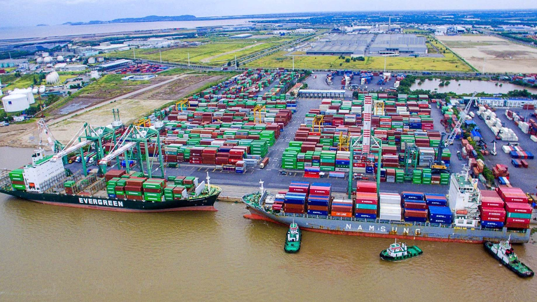 Loạt cảng kinh doanh thuận lợi, Container Việt Nam (VSC) báo lãi nửa ...