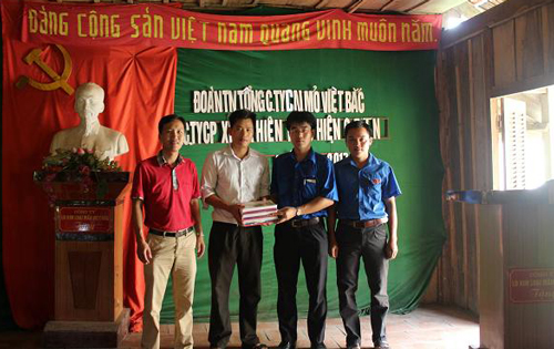 Xung kích thực hiện chương trình Tình nguyện xanh hè 2013