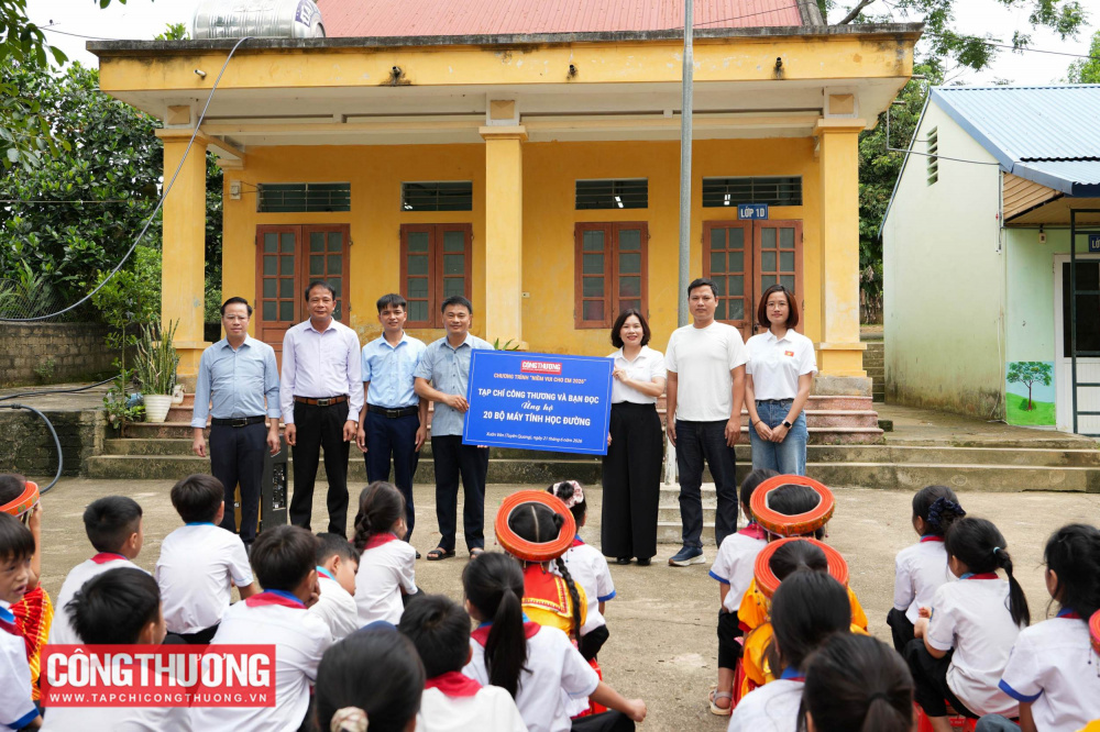 Tạp chí Công Thương trao tặng 20 bộ máy tính cho học sinh Tuyên Quang ...